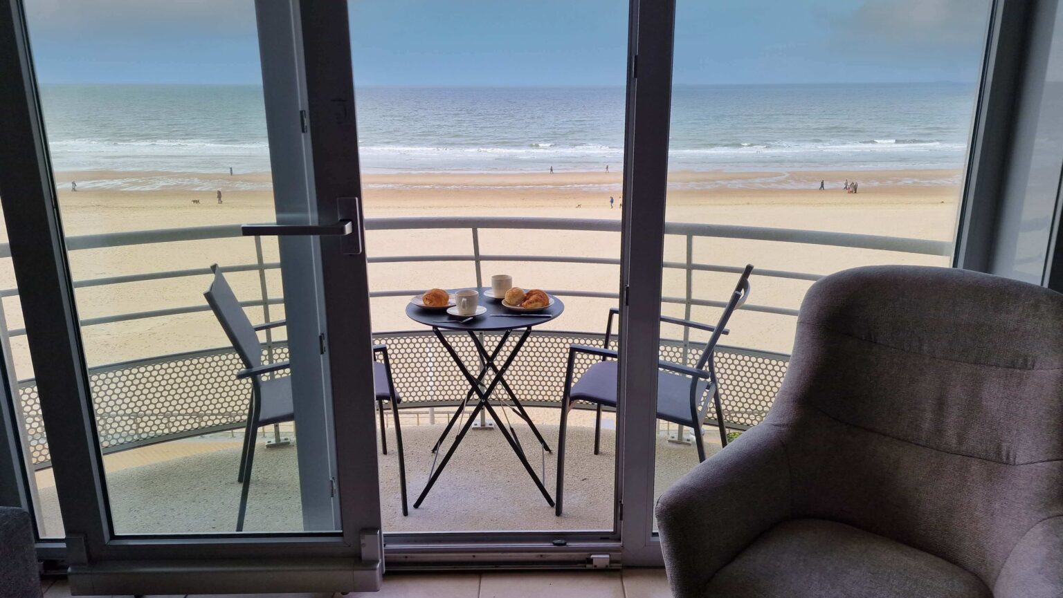 Vakantieappartement Oostende met zeezicht, zwembad & garage